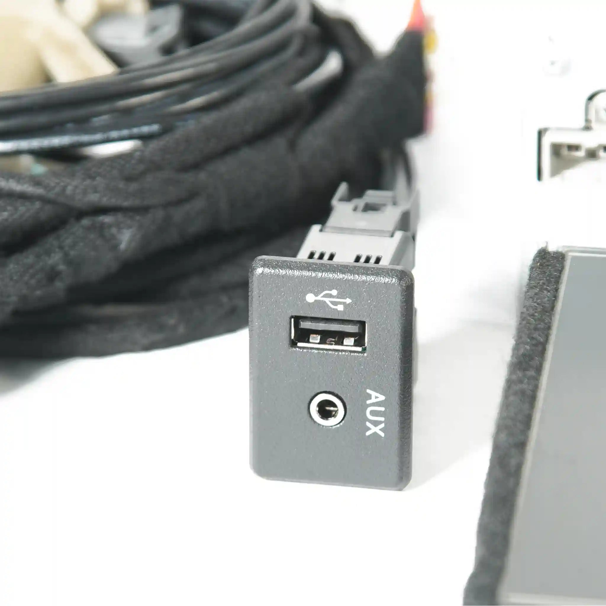 NISSAN GTR R35 OEM AV UNIT KIT WITH SCREEN & HARNESS